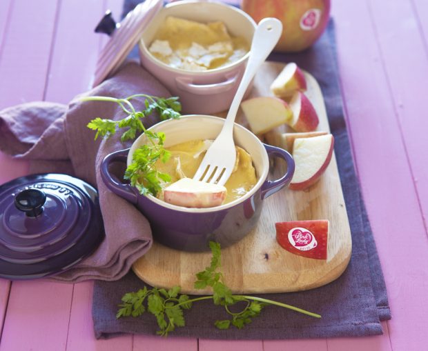 Cassolette de camembert au Calvados et pommes | Pink Lady®